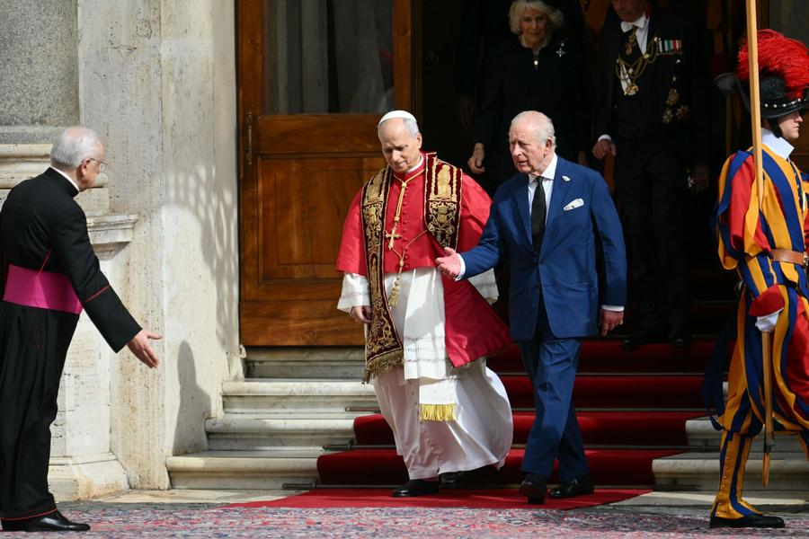 Réconciliation historique : le roi Charles III prie avec le pape Léon ...